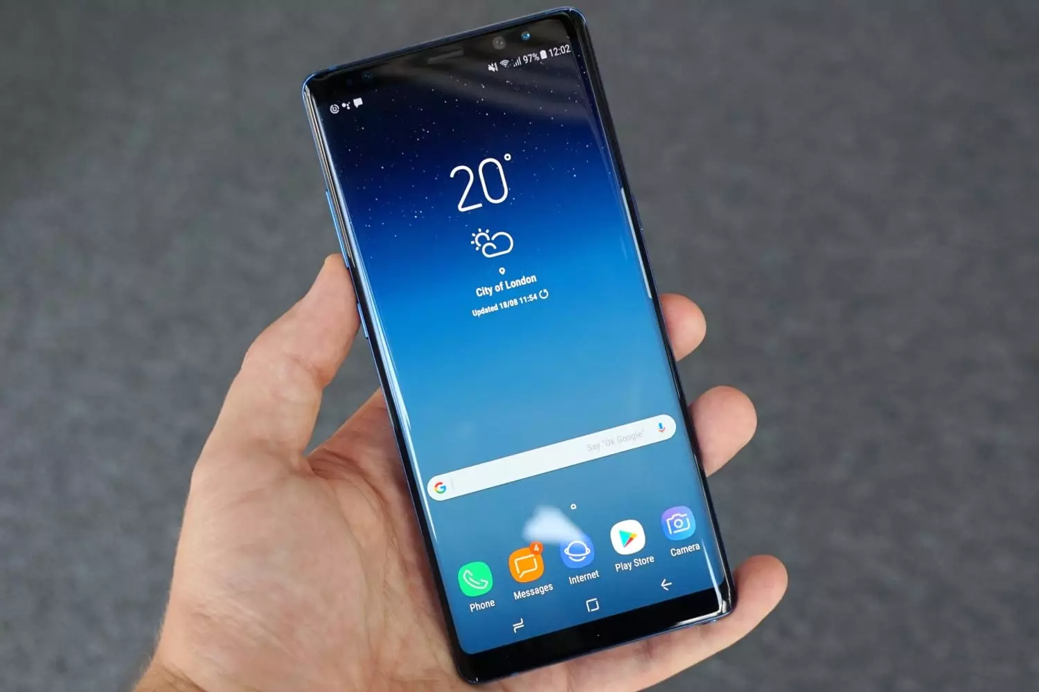 Ang opisyal na tindahan ng Samsung sa Russia ay gumuho ng mga presyo para sa lahat ng mga pinakamahusay na smartphone 6139_1