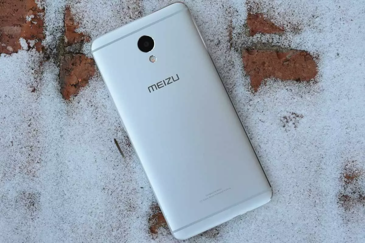 Hlola i-Meizu M6S ngesici esiyingqayizivele esiboniswe ezithombeni ezibukhoma 6375_1