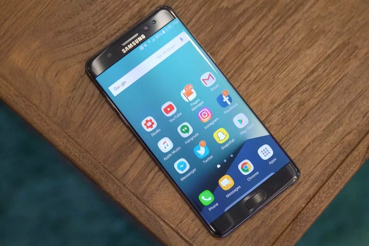 Samsung Galaxy e hlakisa 7 ho Android 7.0 nogat 