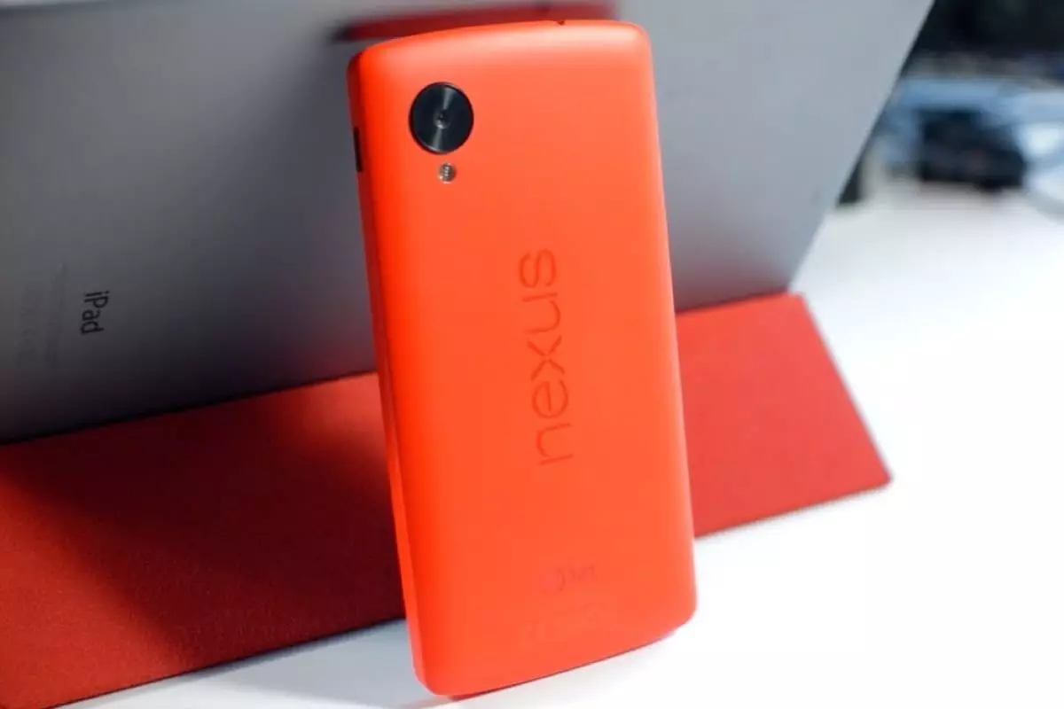 Red LG Google Nexus 5 s podporou LTE Dočasné prodávané pro 10 000 rublů