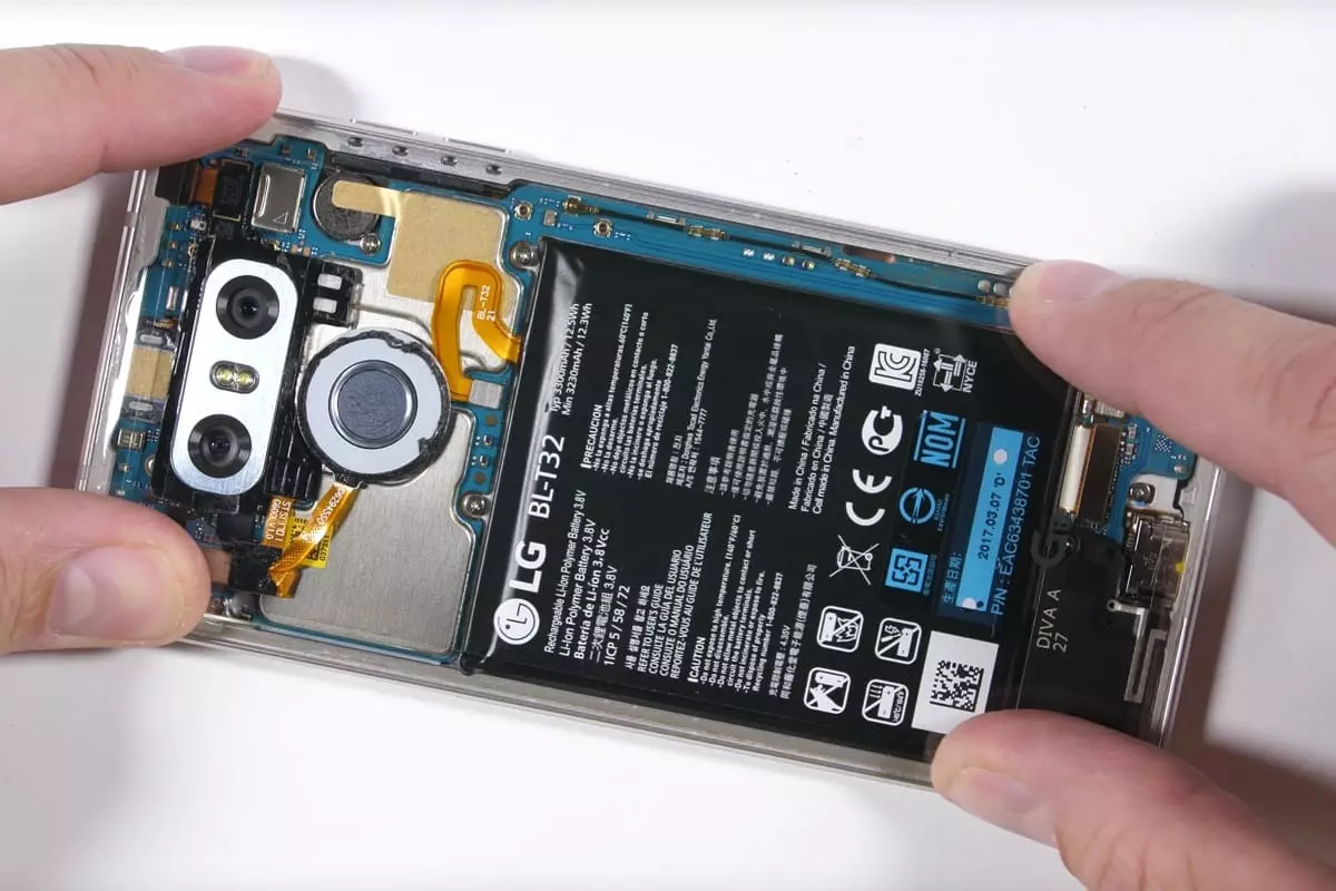 LG G6 ด้านบนพร้อมฝาหลังโปร่งใสแสดงบนวิดีโอ 6842_1