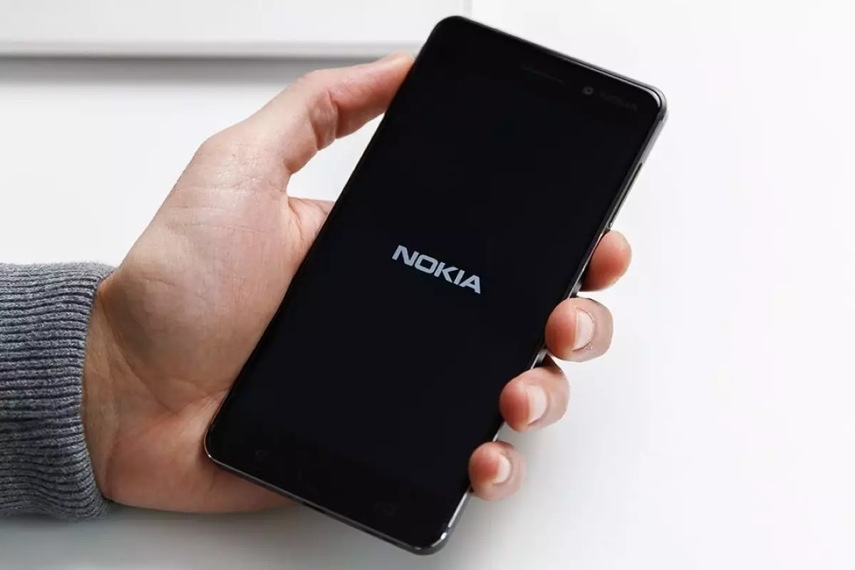 Ang HMD Global ay may isang Nokia 6 smartphone, ngunit nagmadali hindi bababa sa paanuman ayusin ang sitwasyon 6877_1