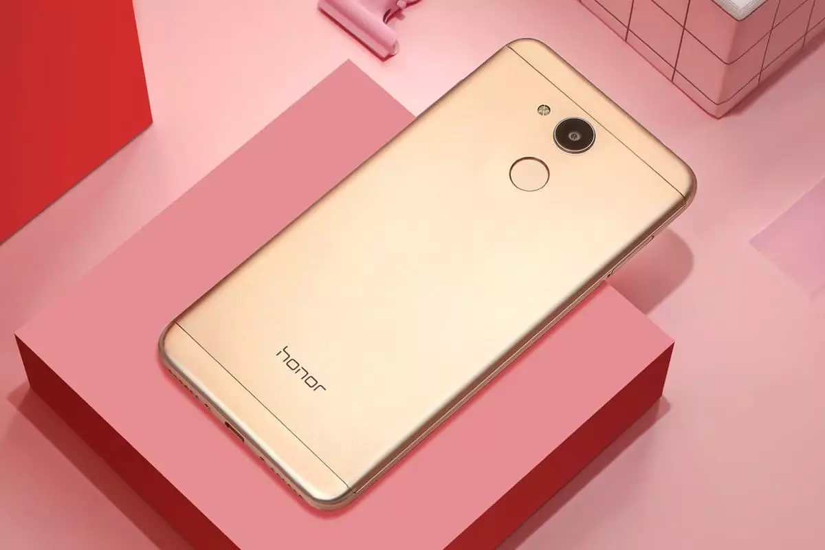 Bütçe Huawei Onur 6C Pro, Rusya'da çok cazip bir fiyata satışa çıktı. 7273_1