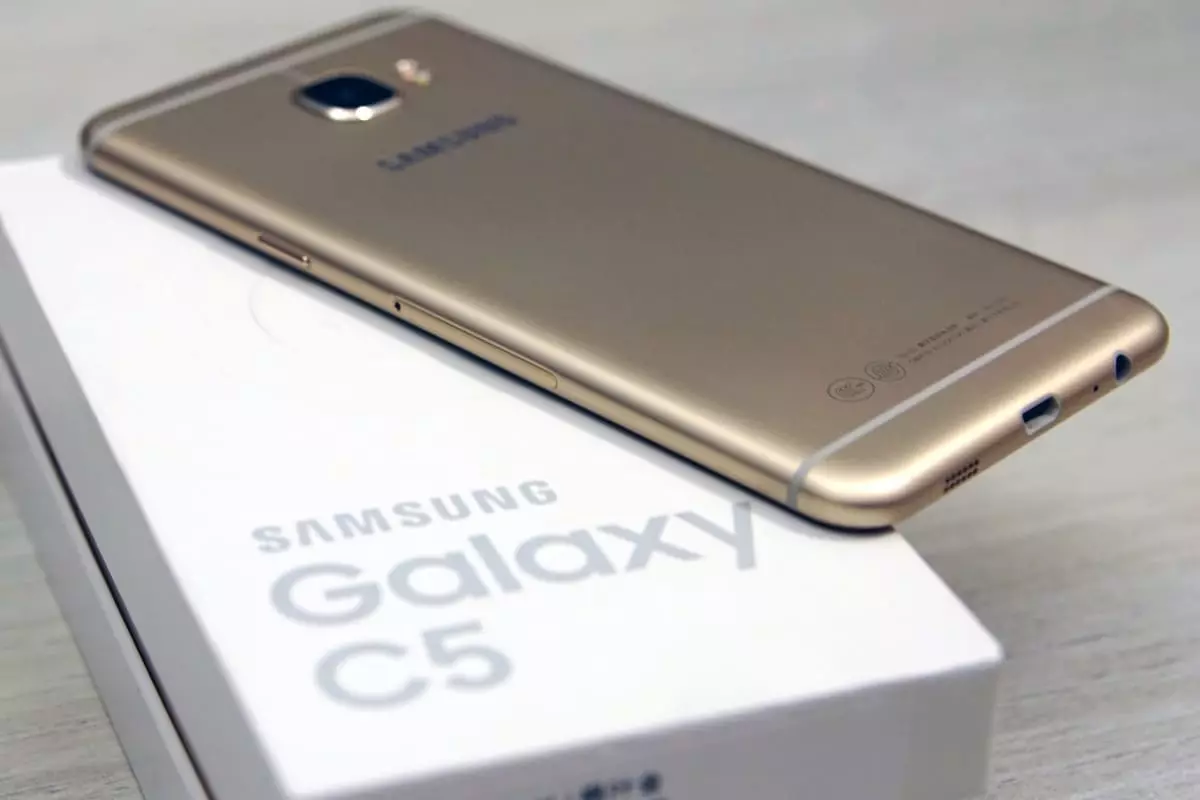 Samsung e tla beha kamore e habeli ho New Smartphones Galaxy C 7315_1