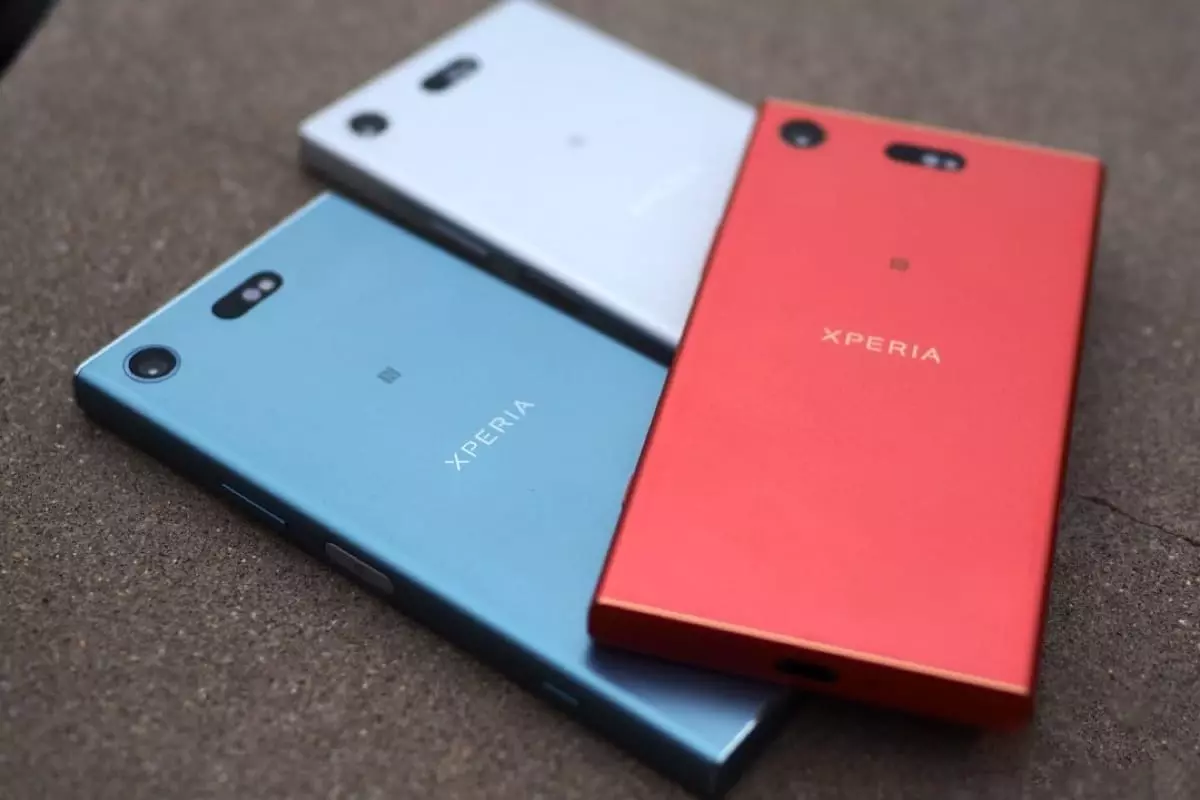 Sony Xperia XPZ1 da XZ1 Karamin riga a Rasha - Farashi na hukuma da kari 7404_2