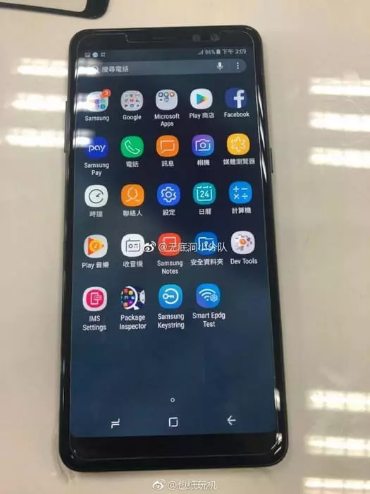 Kiểm tra Samsung Galaxy A7 (2018) lần đầu tiên xuất hiện trên những bức ảnh trực tiếp, và anh ta thất vọng tất cả mọi người 7983_2