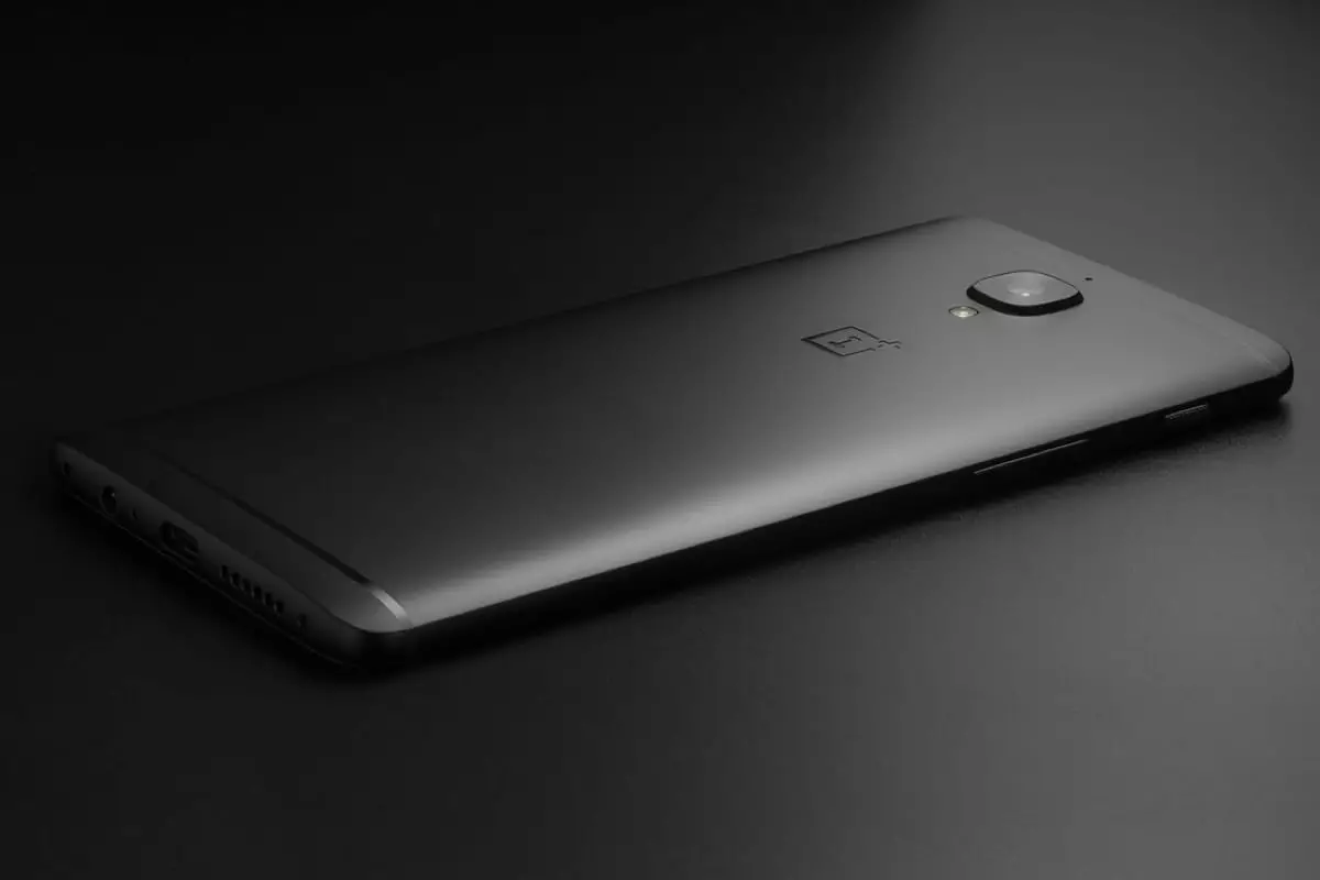 De ôfbylding demonstreart OnePlus 5 mei it skerm 