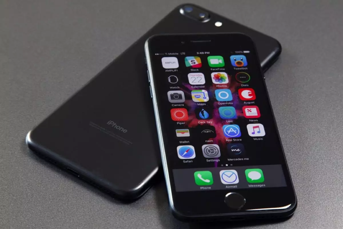 Ռուսաստանցիները ծաղրել են Apple- ը `iPhone- ի գինը իջեցնելու համար 8093_1