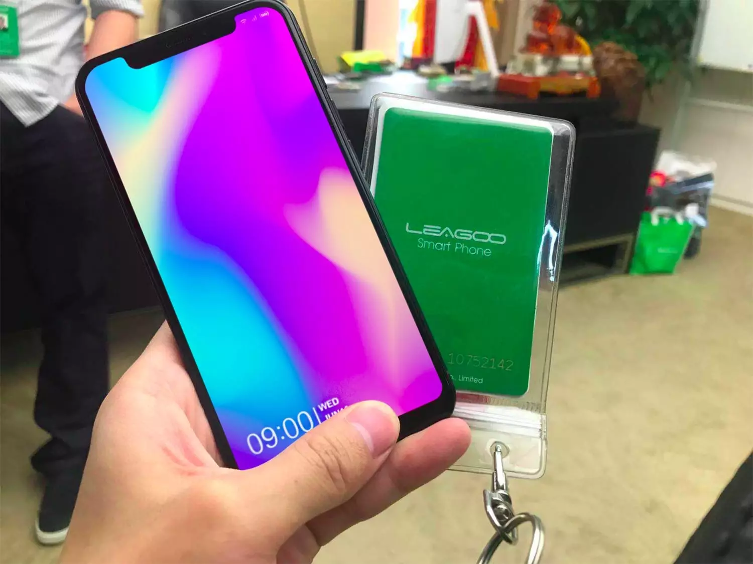 Leagoo s9 yabaye clone iphone x, ariko hamwe nigitambara cyintoki nigiciro gito 8100_1