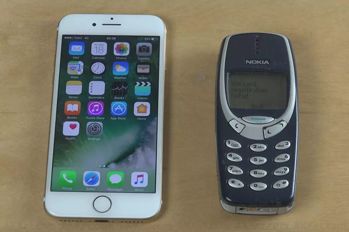 Nokia 3310 vs iPhone 7 Apple