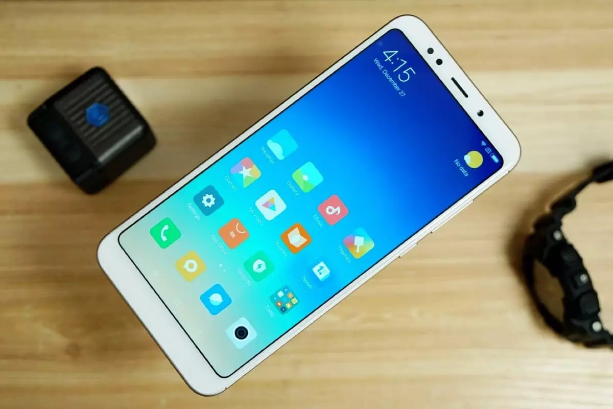 Xiaomi mi 6x ricevis duoblan fotilon, malkaranan ekranon kaj ruĝan koloron 8959_1