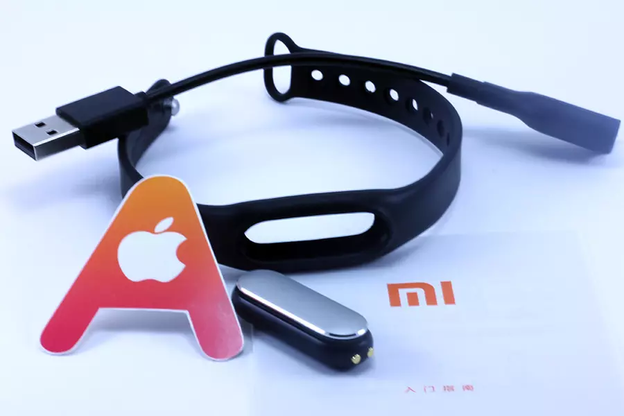 Famerenana sy traikefa amin'ny fampiasana bracelet ara-pahasalamana Xiaomi mi band miaraka amin'ny iPhone 6 miampy amin'ny iOS 8