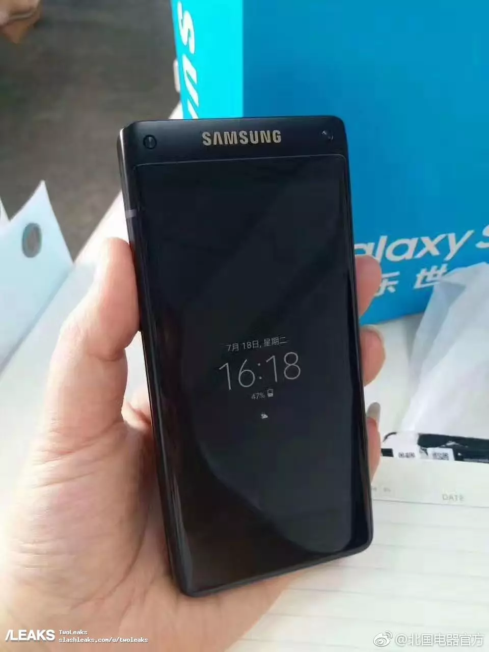 Առաջին անգամ. Samsung Folding Smartphone- ը «Live» լուսանկարում 9339_1