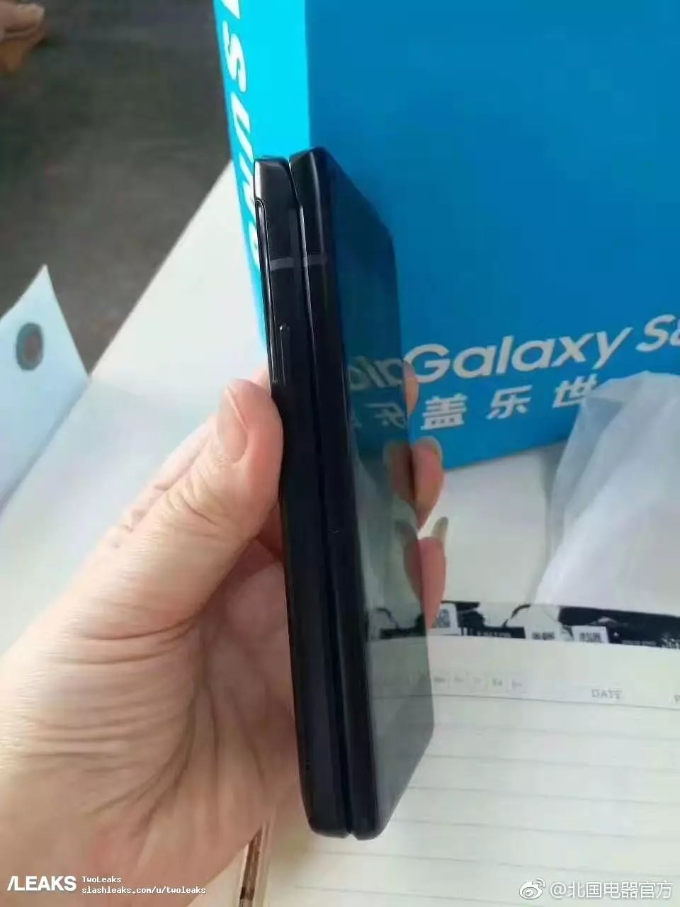 Առաջին անգամ. Samsung Folding Smartphone- ը «Live» լուսանկարում 9339_2