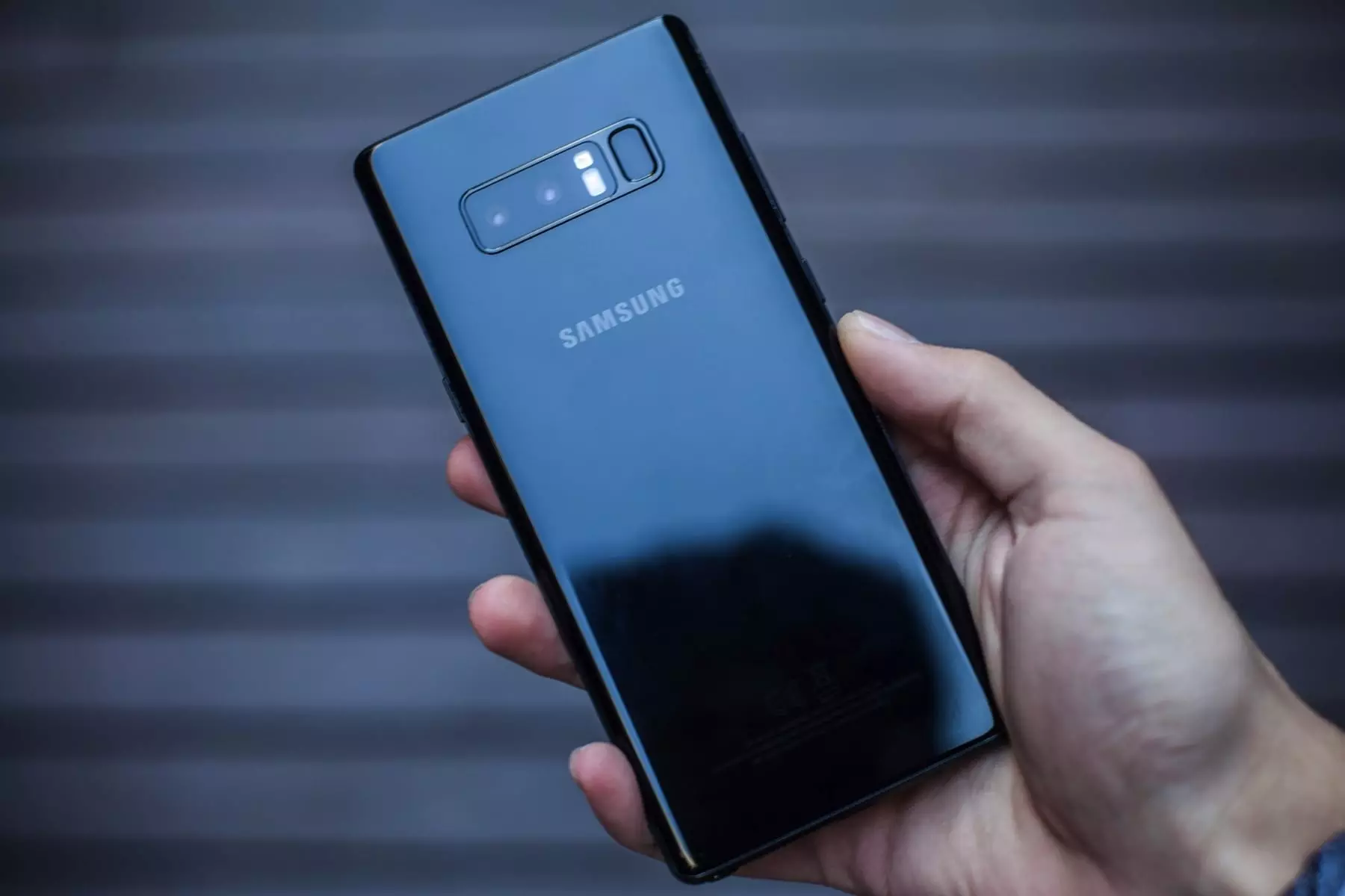Naha çêtir e ku hûn note Samsung Galaxy 8. û ne ji ber iPhone X 9399_1