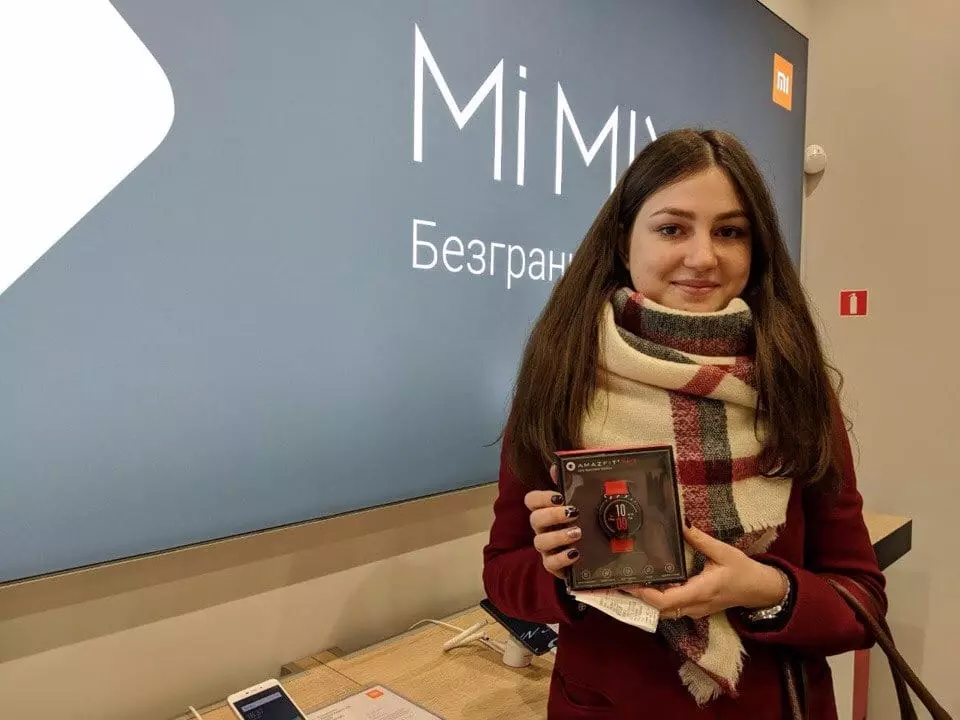 Ang Xiaomi Store sa Russia Hingpit nga Matinud-anon nga Gibaligya ang Smart Watch Amovifit Pace alang sa 990 nga rubles 9576_3