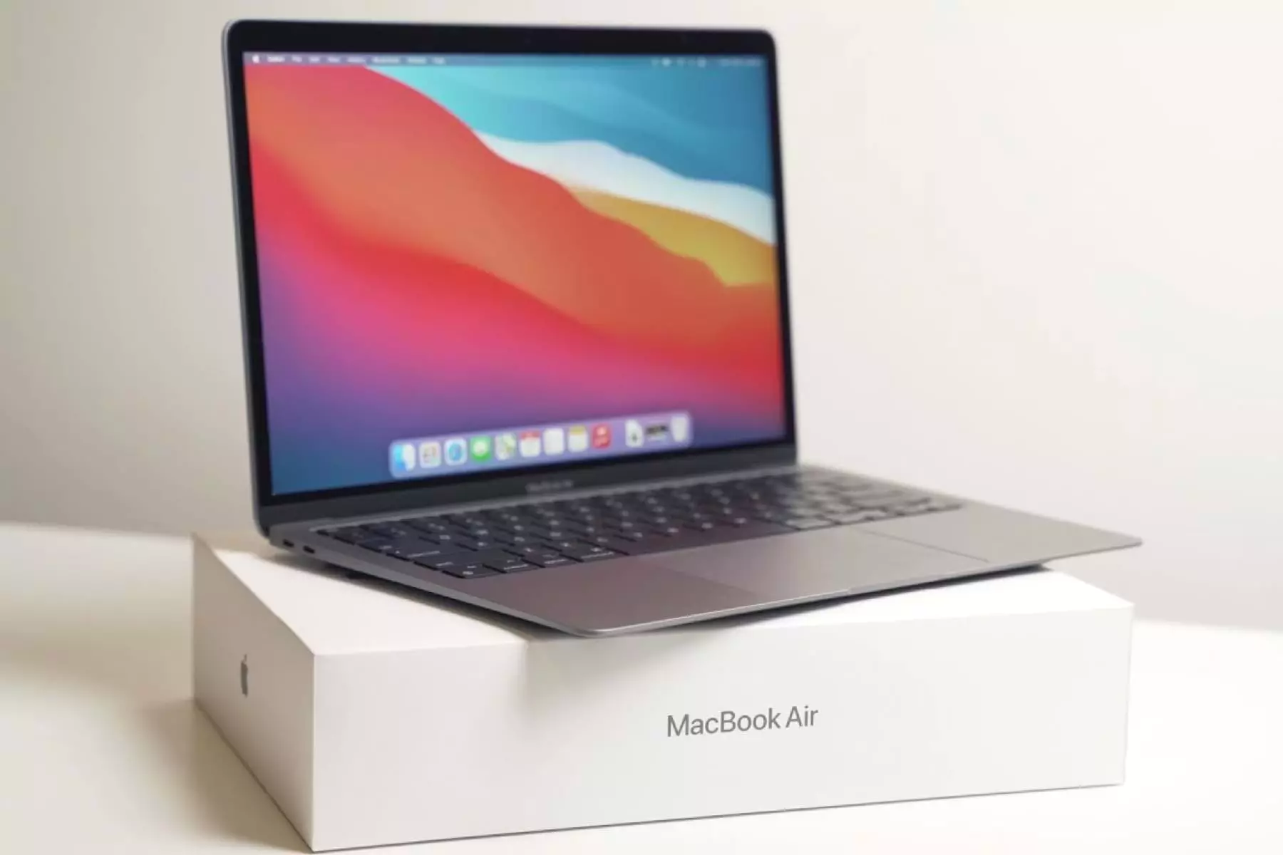 ایپل M1 کے ساتھ نیا MacBook ایئر اور MacBook پرو ایک بڑی رعایت کے ساتھ فروخت شروع کر دیا