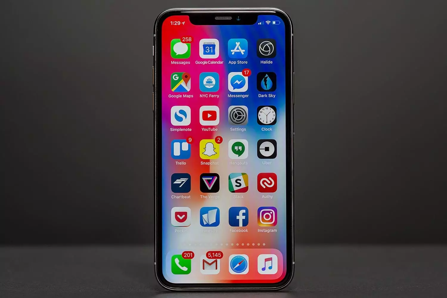 200'den fazla Rus, satış başlamasından iki gün önce iPhone X için dizilmiştir. 9935_1